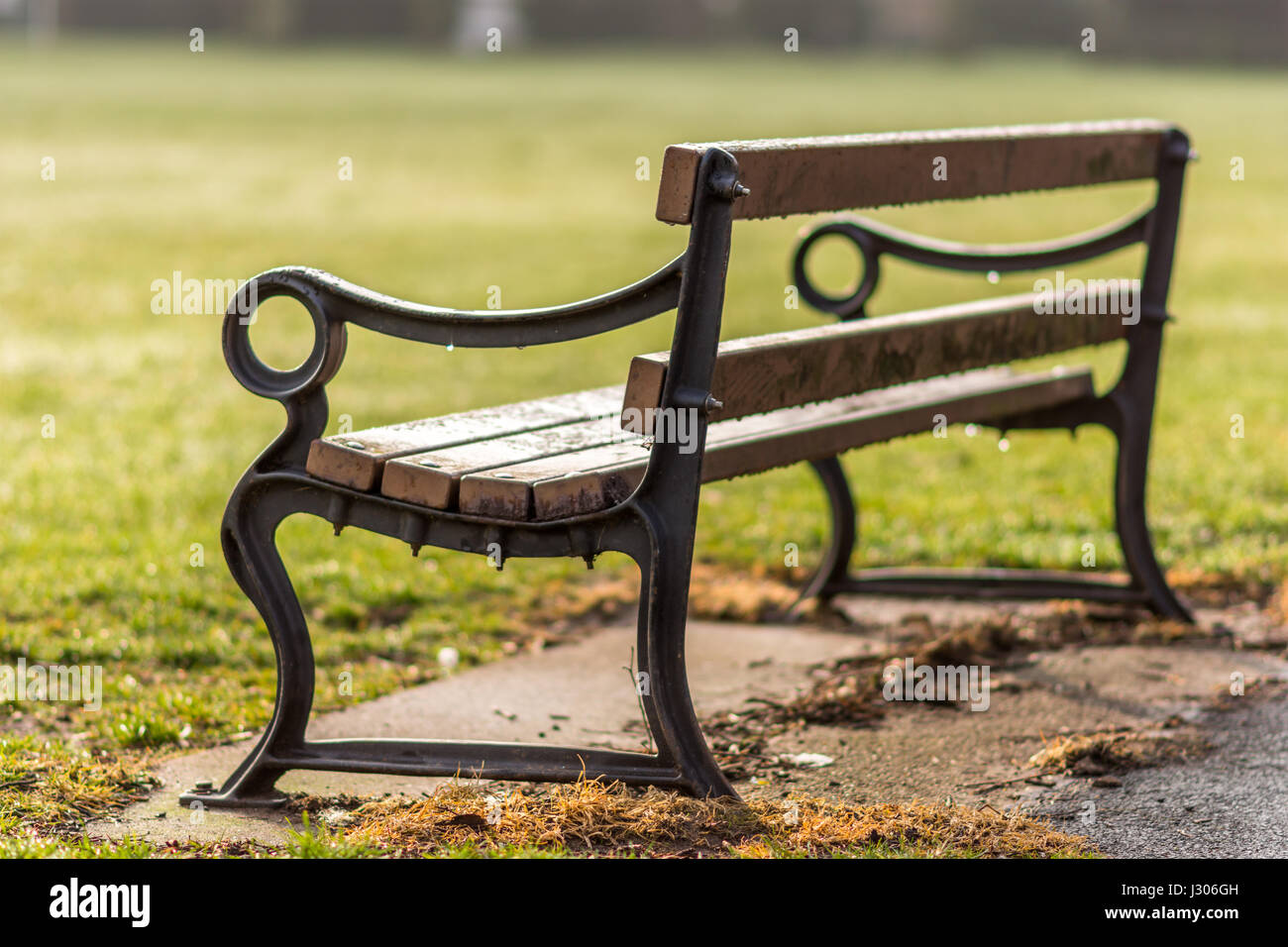 Run down park bench hi-res stock photography and images - Alamy