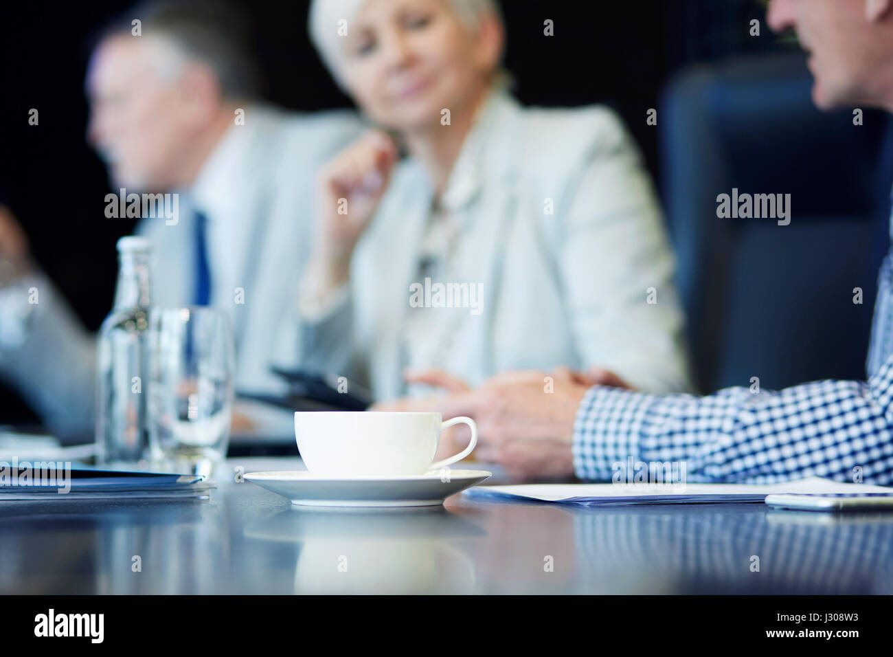 Conference table discussion hi-res stock photography and images - Alamy