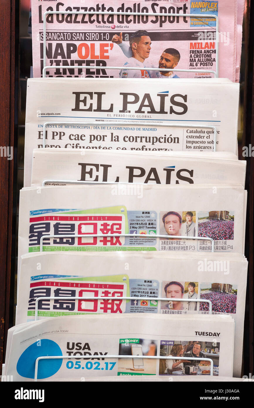 Newspapers rack hi-res stock photography and images - Alamy