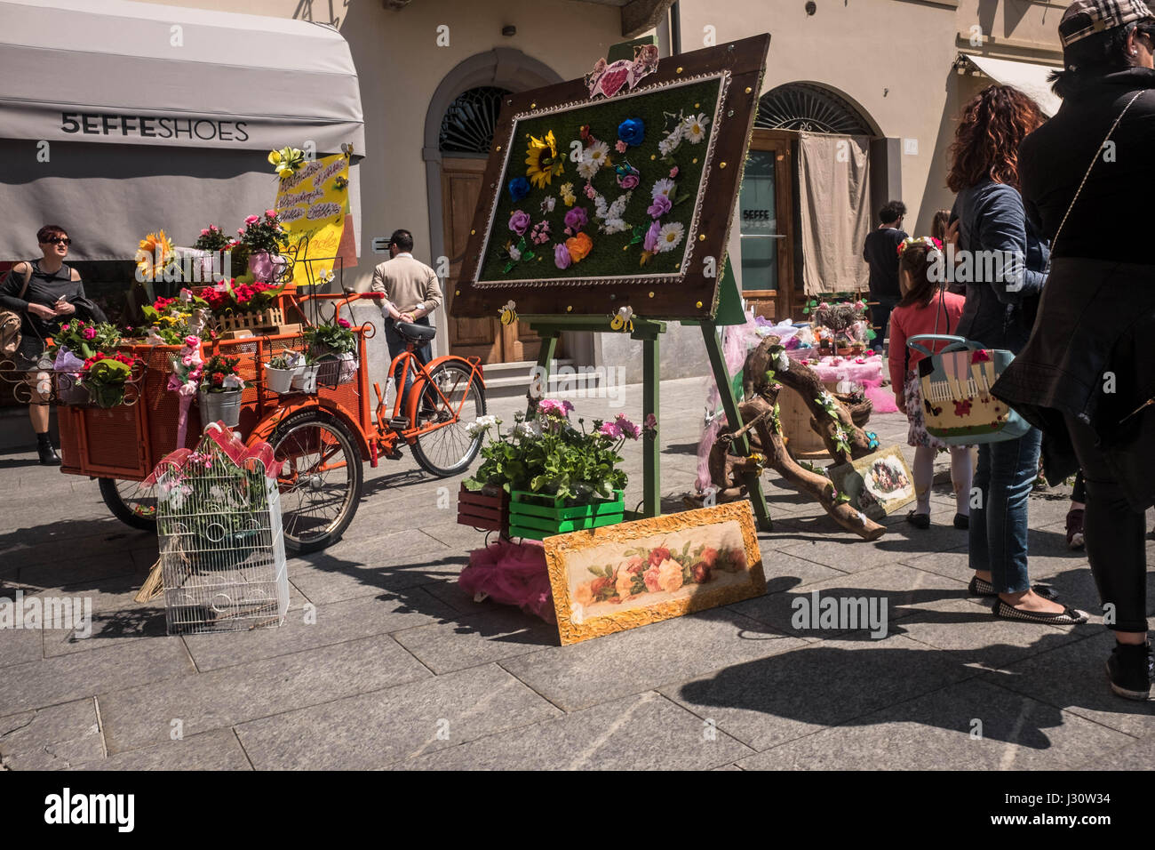 Displaying of flowers and other botanical plants at 'Invasioni ...