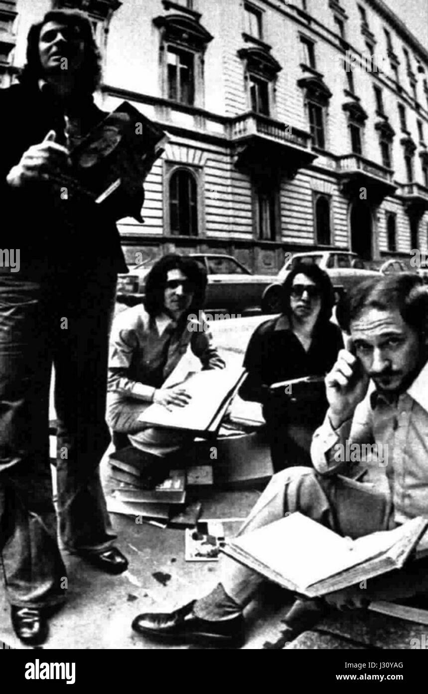 Evolutionary anthropology Black and White Stock Photos & Images - Alamy