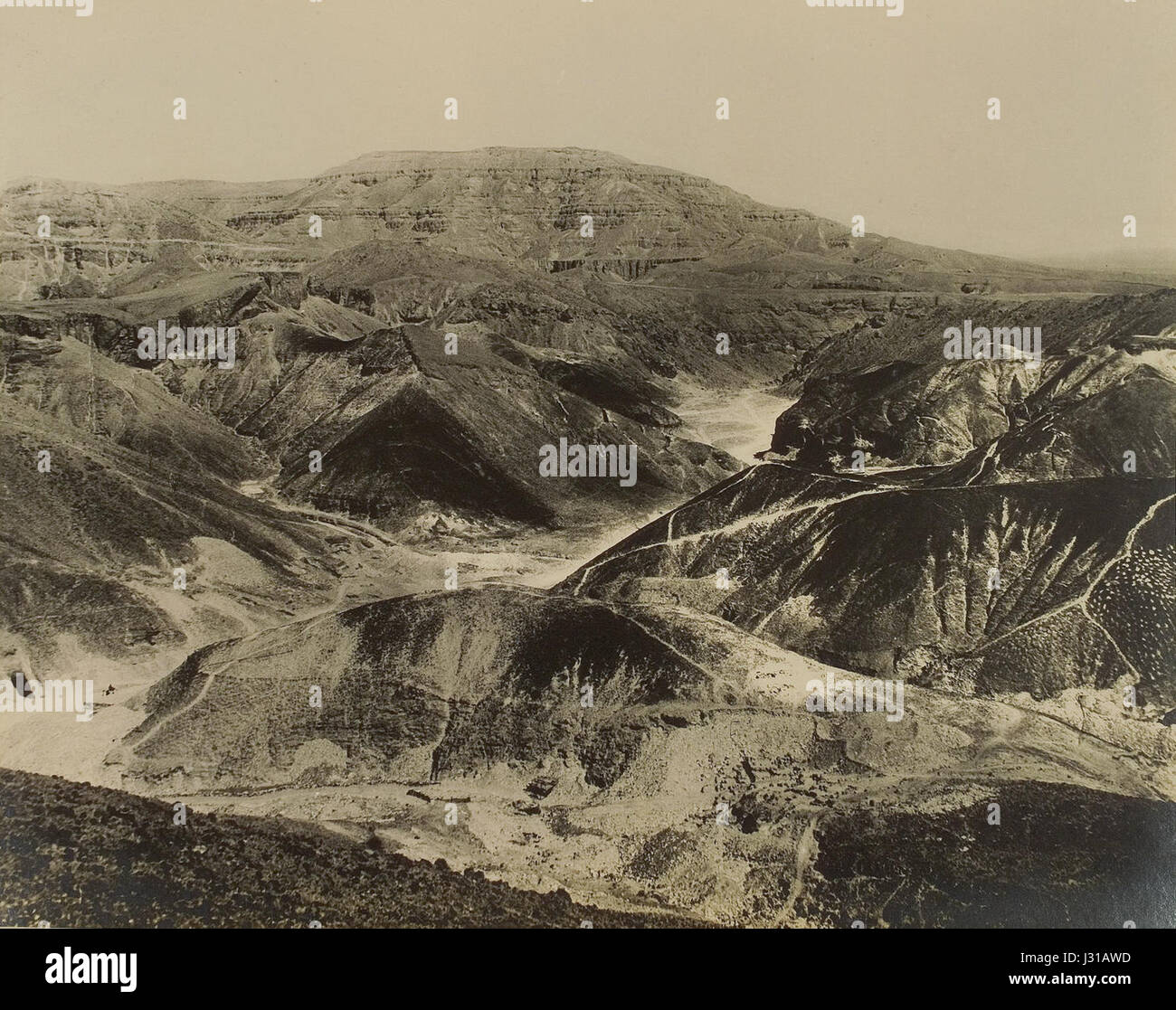 Photographs taken during the discovery of Tutankhamun's tomb by Howard ...