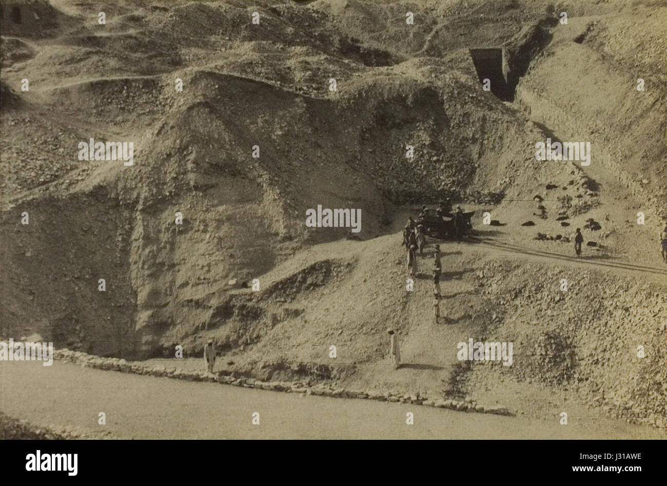 These photographs from the discovery of Tutankhamun's tomb by Howard ...