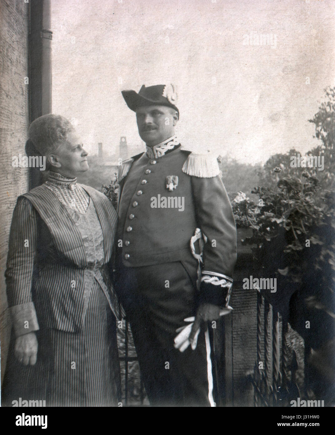 Albert Lehr, Bahnarchitekt, in Eisenbahneruniform, mit Mutter, 1913 ...