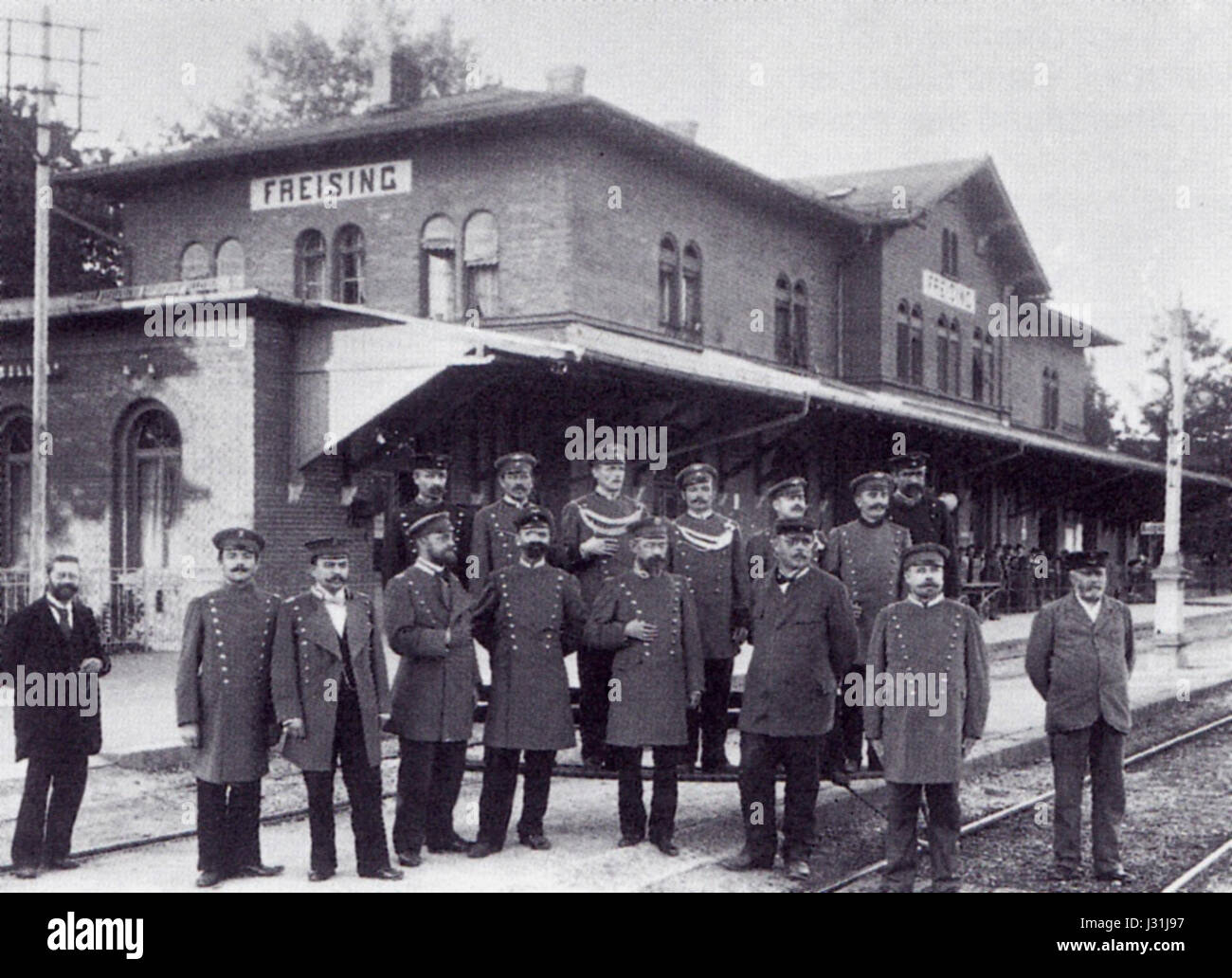 The 'Bahnhof Freising um 1900' refers to a historical depiction of the ...