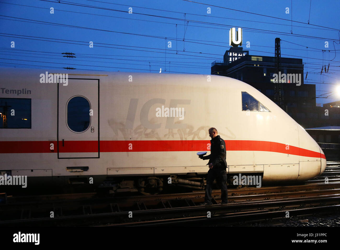 (170501) -- DORTMUND (GERMANY), May 1, 2017 (Xinhua) -- A rescue member ...