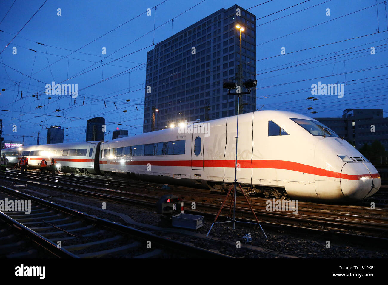 (170501) -- DORTMUND (GERMANY), May 1, 2017 (Xinhua) -- Rescue members ...