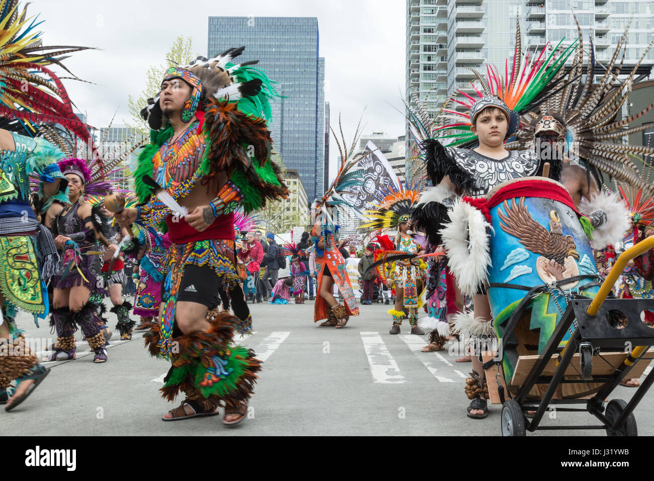 Native americans in traditional clothing hi-res stock photography and ...