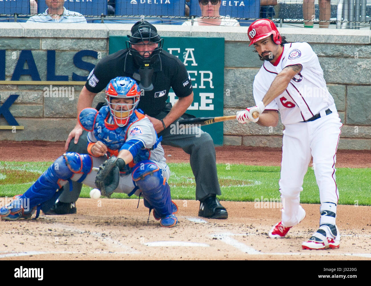 Washington Nationals third baseman Anthony Rendon (6) bats in the first ...