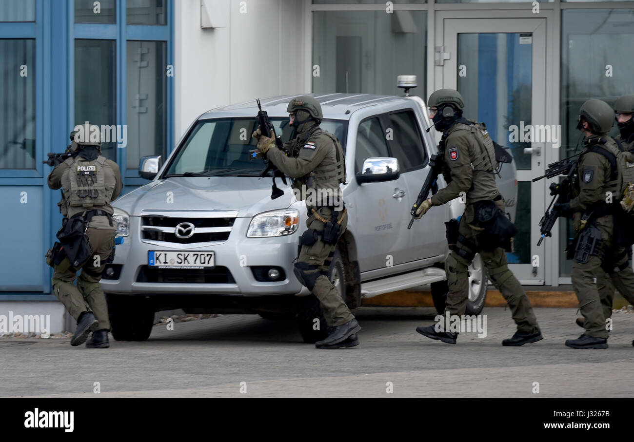 Kiel, Germany. 27th Apr, 2017. Police officers going to an exercise ...