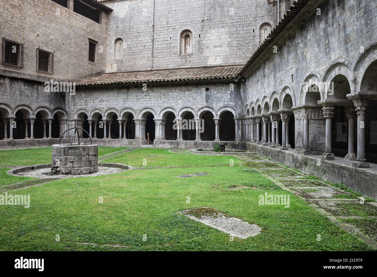 Romanesque cloister hi-res stock photography and images - Alamy