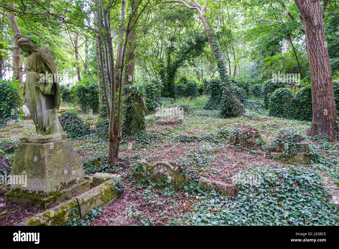 Headstone highgate cemetery hi-res stock photography and images - Alamy