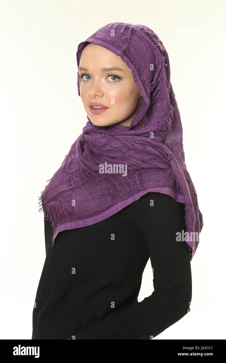 Young muslim woman wear scarf Stock Photo - Alamy Young muslim woman wear scarf Stock Photo - Alamy