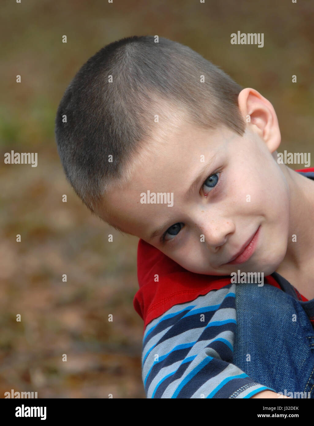 Child hugging knees hi-res stock photography and images - Alamy