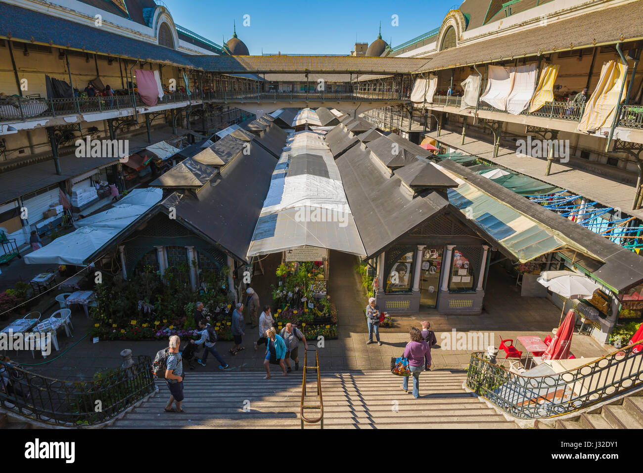 Bolhao Market Porto, the wrought iron Mercado do Bolhao in the centre ...