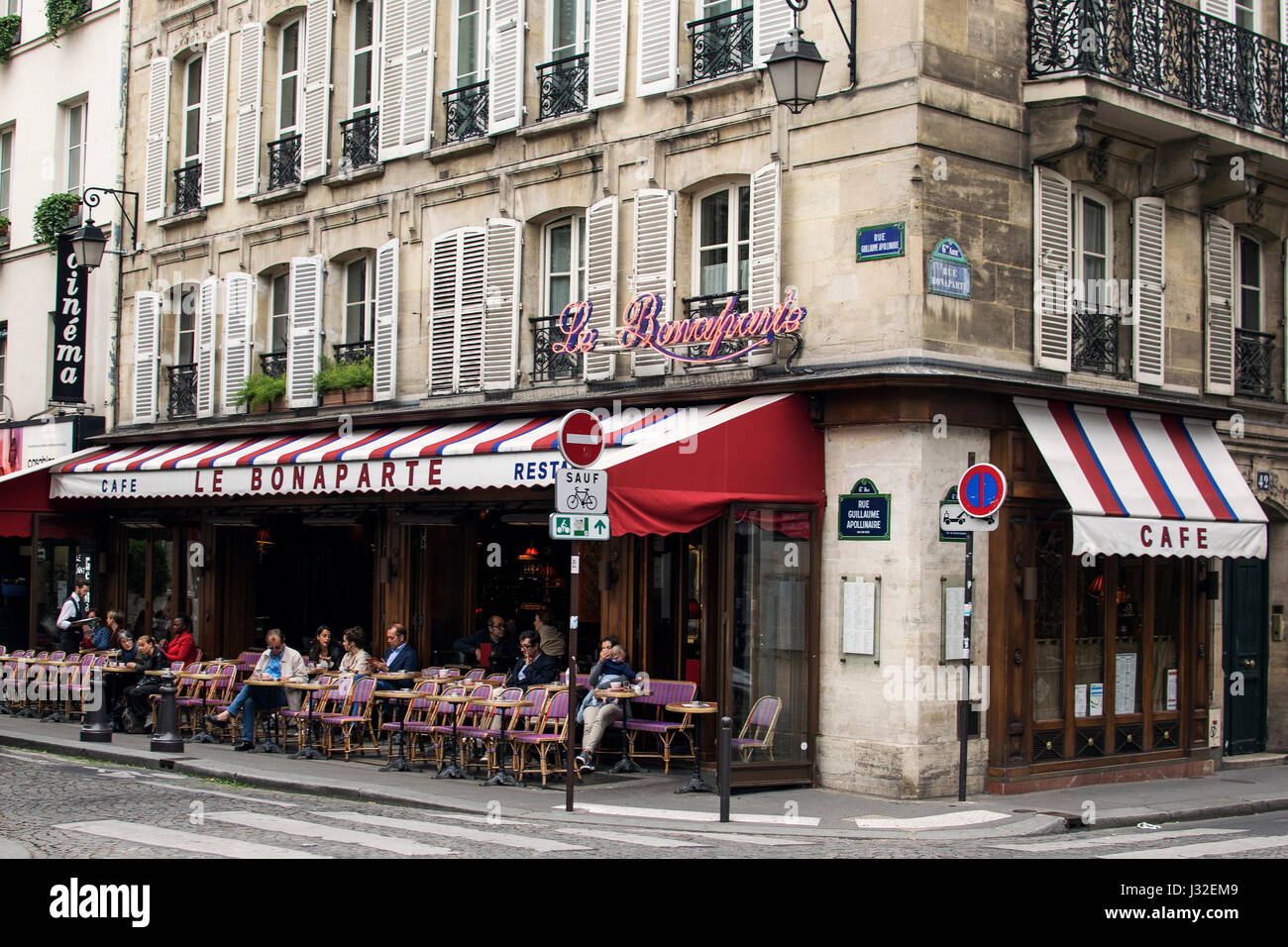 Paris Street Cafe Stock Photo - Alamy