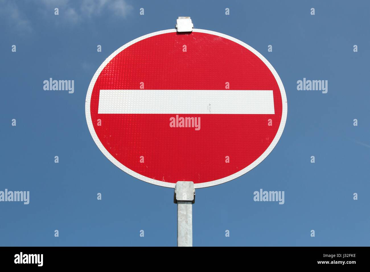 Red circular no entry sign hi-res stock photography and images - Alamy