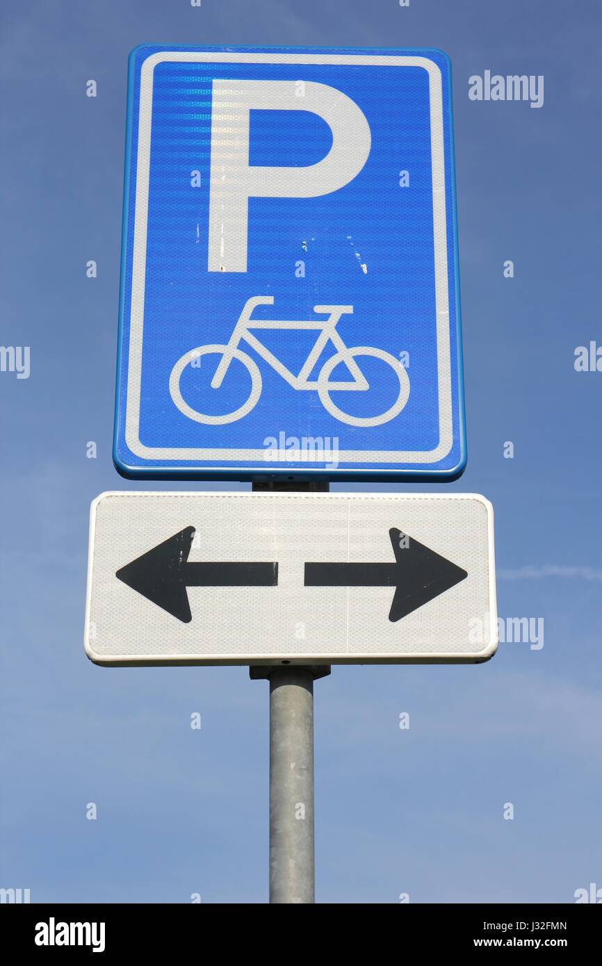Cycles only sign hi-res stock photography and images - Alamy