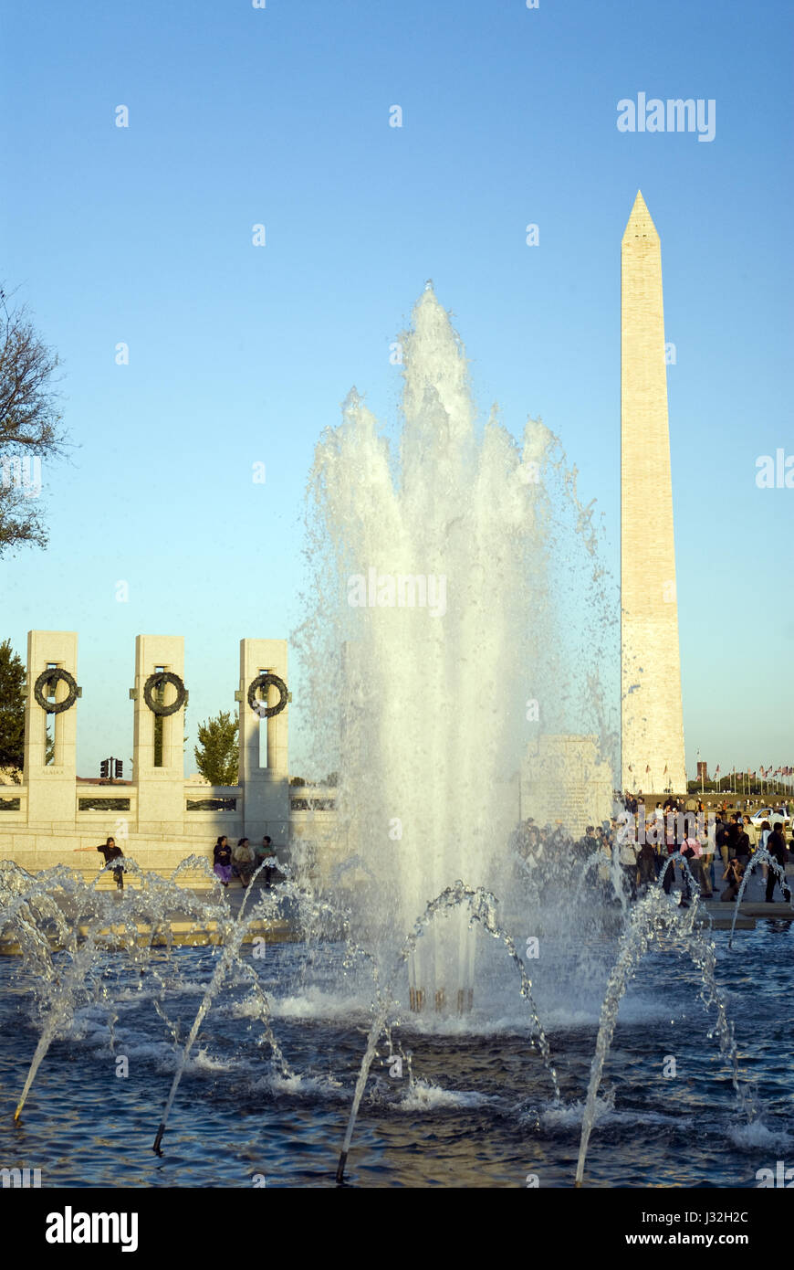 The World War Two Memorial and Washington Monument (right) in ...