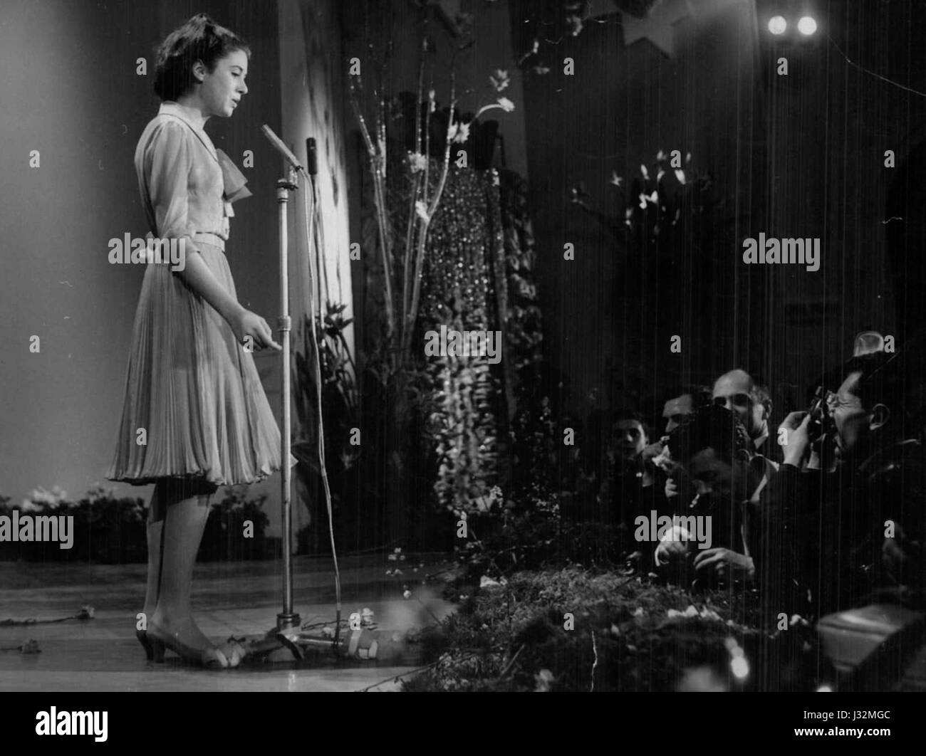Gigliola Cinquetti's performance of 'Non ho l'età' at the 1964 Sanremo ...