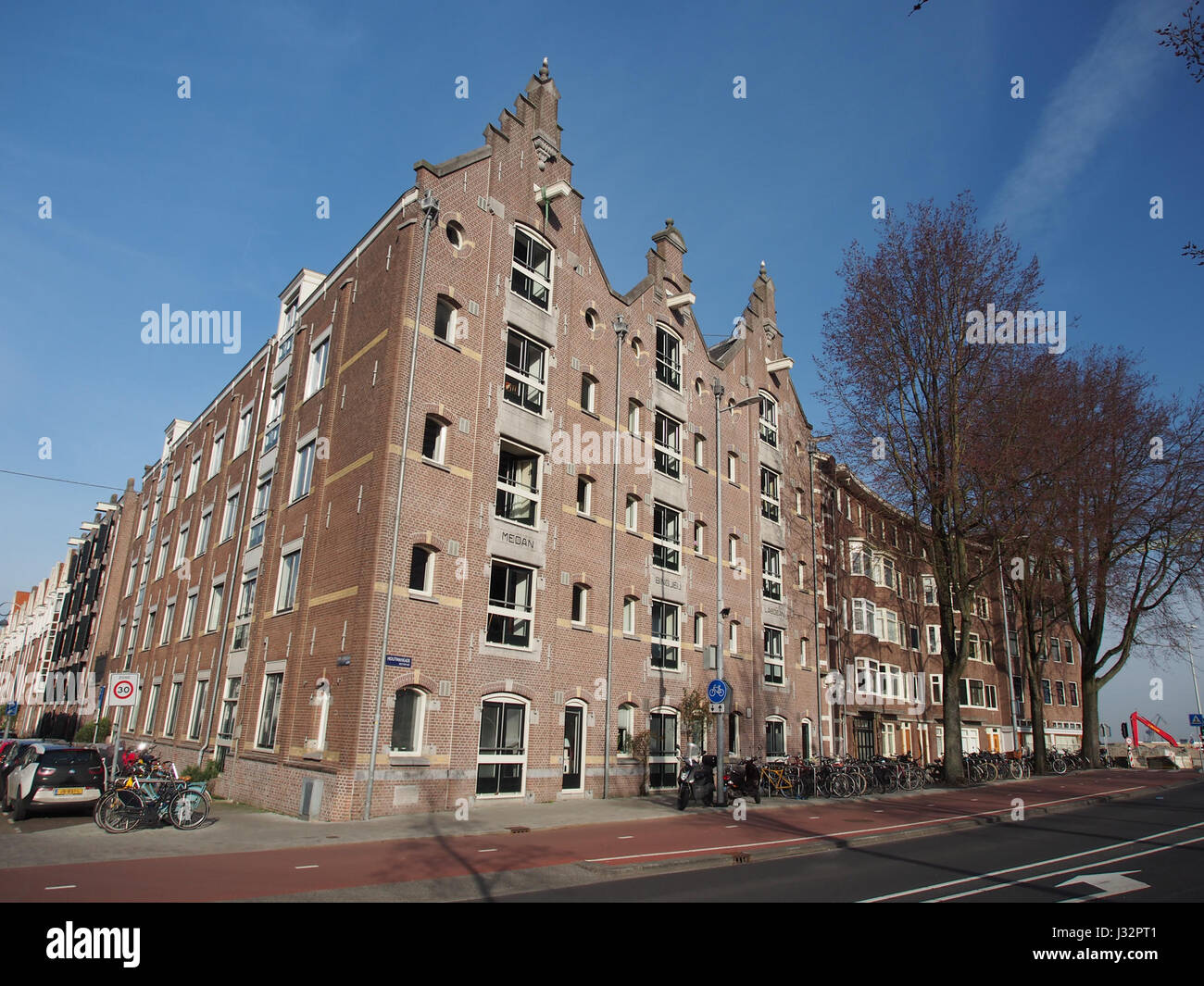 This photograph captures the intersection of Houtmankade and Nova ...