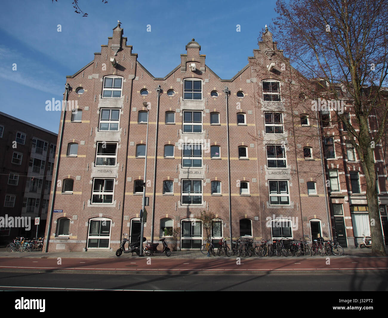 This photograph captures the intersection of Houtmankade and Nova ...