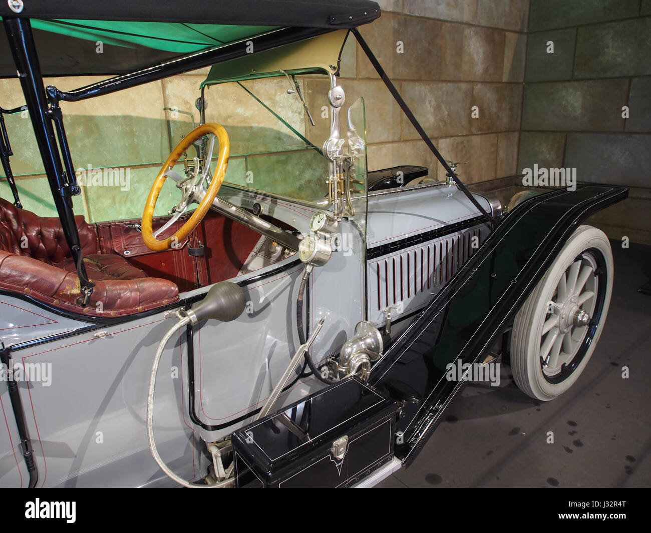 This image from 1914 shows the American Underslung Model 644, a vintage ...