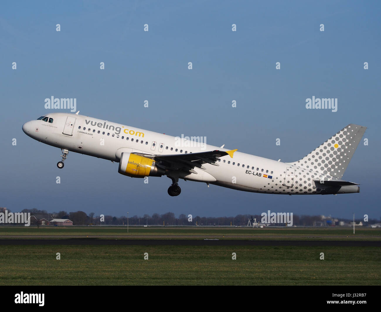 An Airbus A320-214 (registration EC-LAB) with construction number 2761 ...