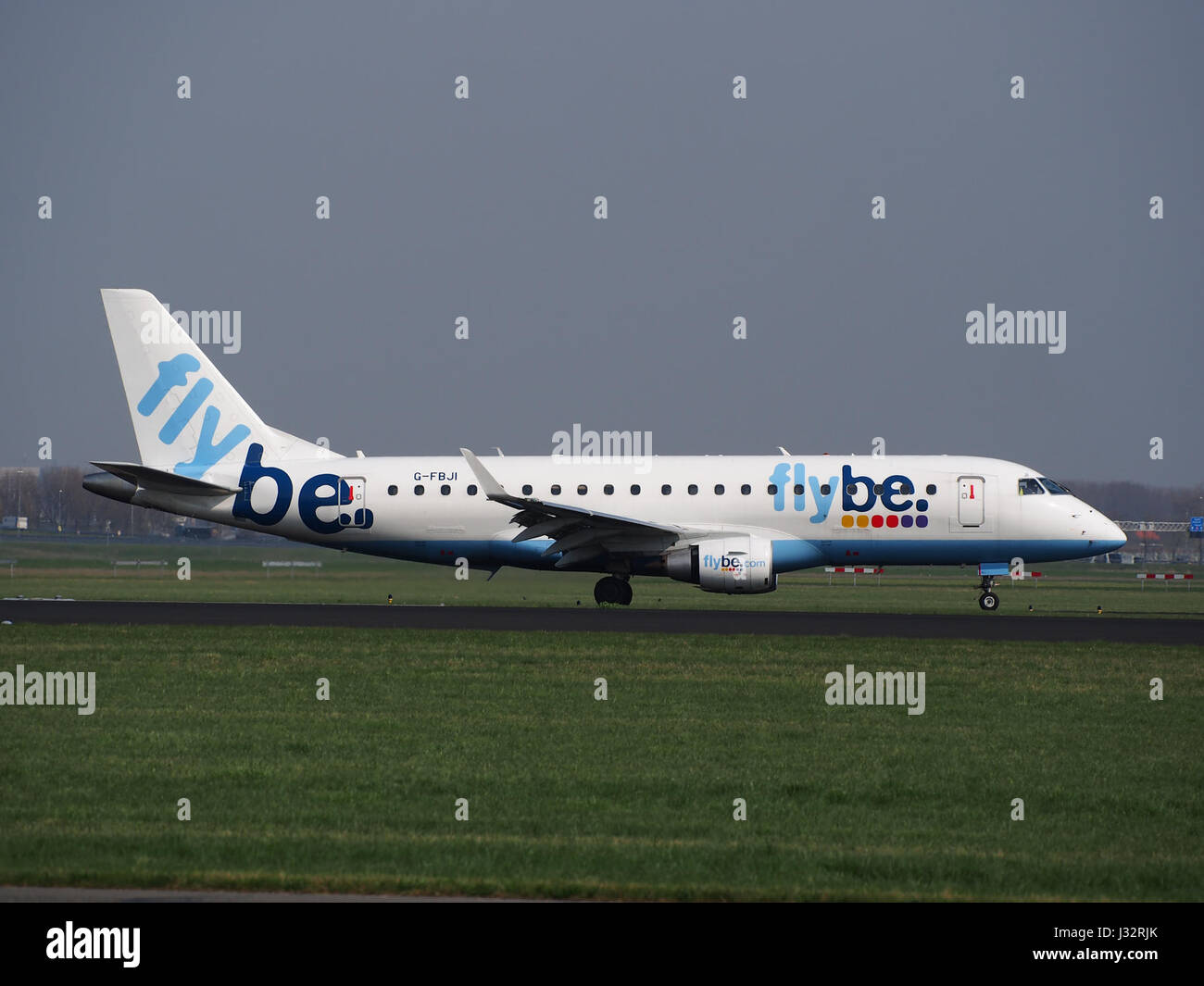 Embraer 170 line hi-res stock photography and images - Alamy