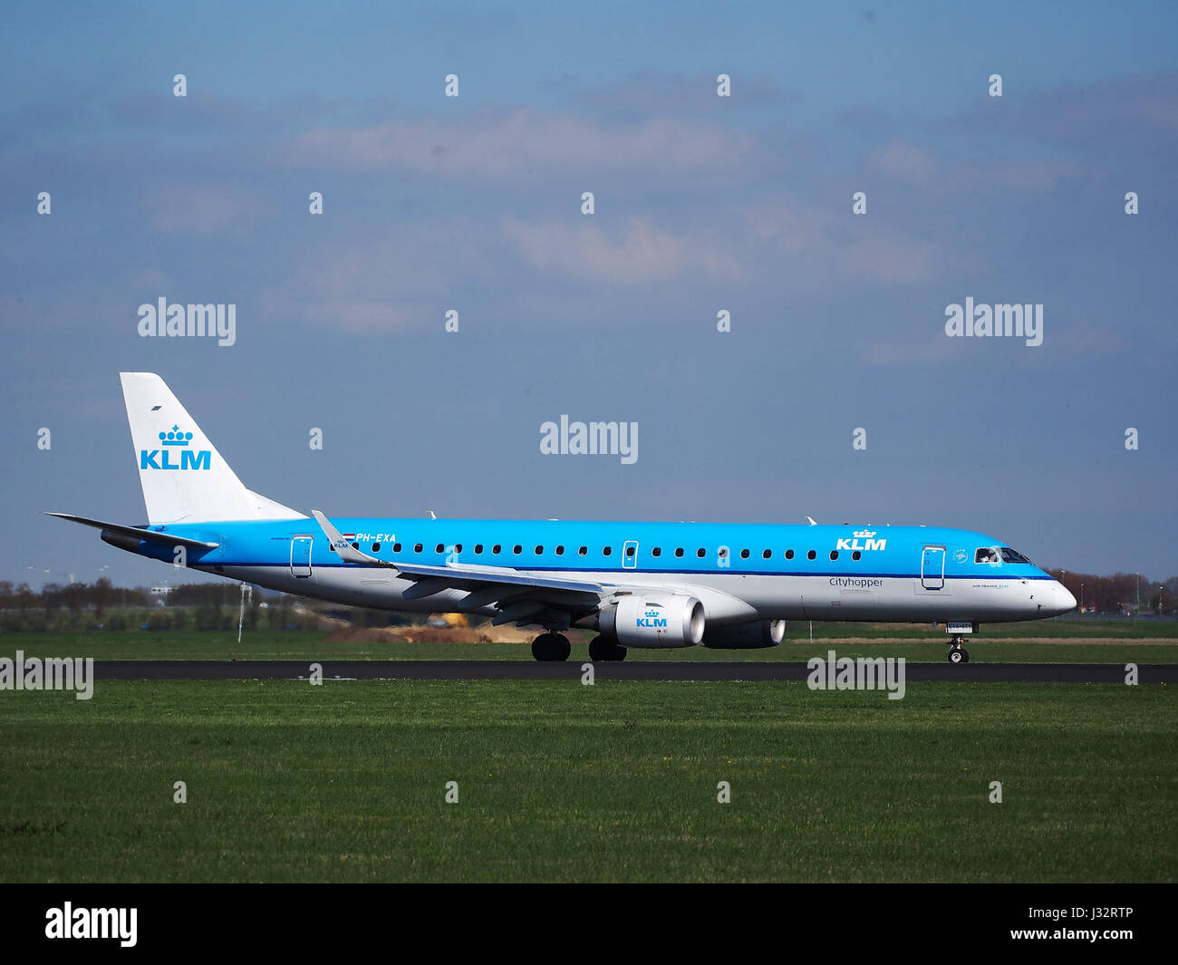 The image shows the KLM Cityhopper Embraer ERJ-190STD (ERJ-190-100 ...