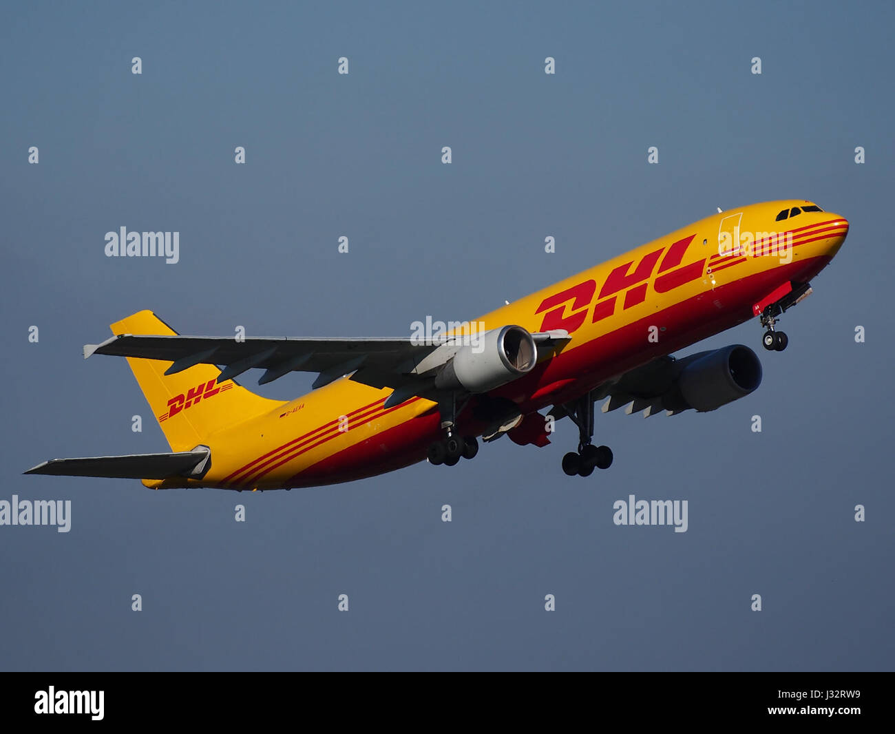 Unloading cargo plane airport in hi-res stock photography and images ...