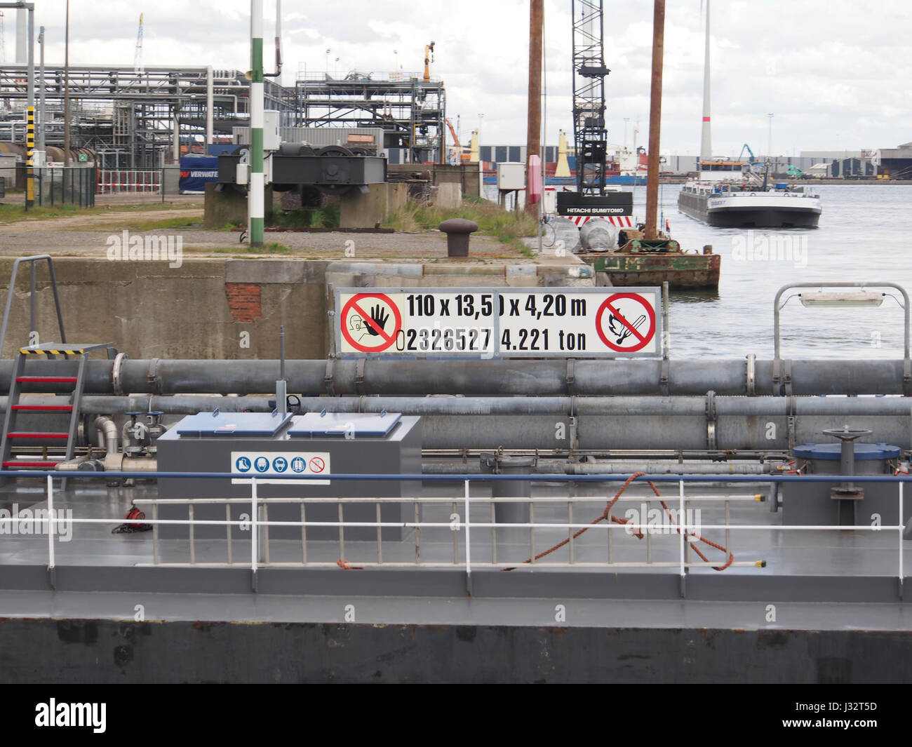 This image shows the Hydrus ship (ENI 02326527) at the Boudewijnsluis ...