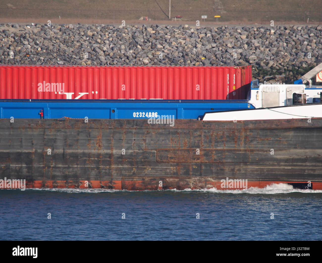 The Ravi is a 1999-built ship with ENI 02324086, docked at the Port of ...