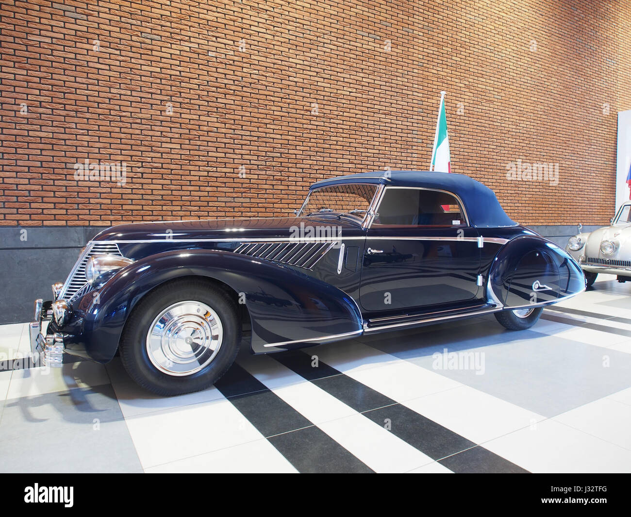 Streamlined shape hi-res stock photography and images - Alamy