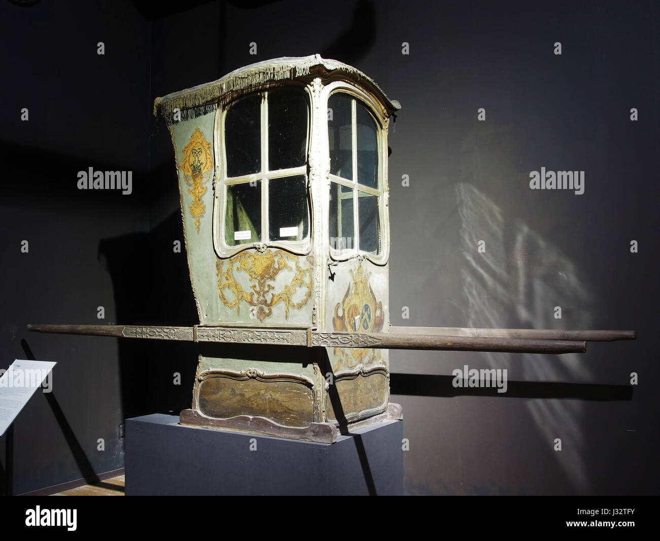 18th century transportation sedan chair hi-res stock photography and ...
