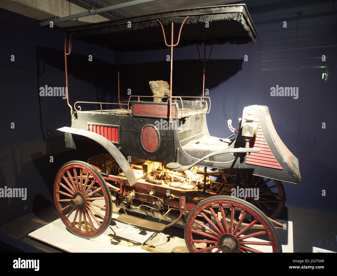This photograph from 1899 shows a Worth Dog Cart, a two-cylinder horse ...