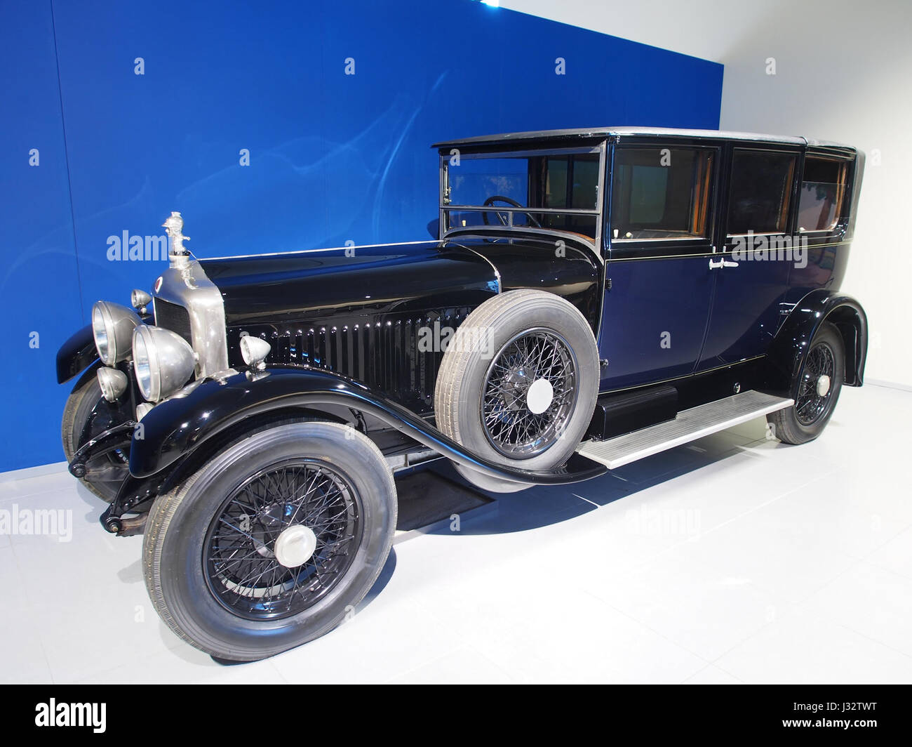 A photograph of the 1928 Minerva 32CV AK Landaulette, a luxury ...