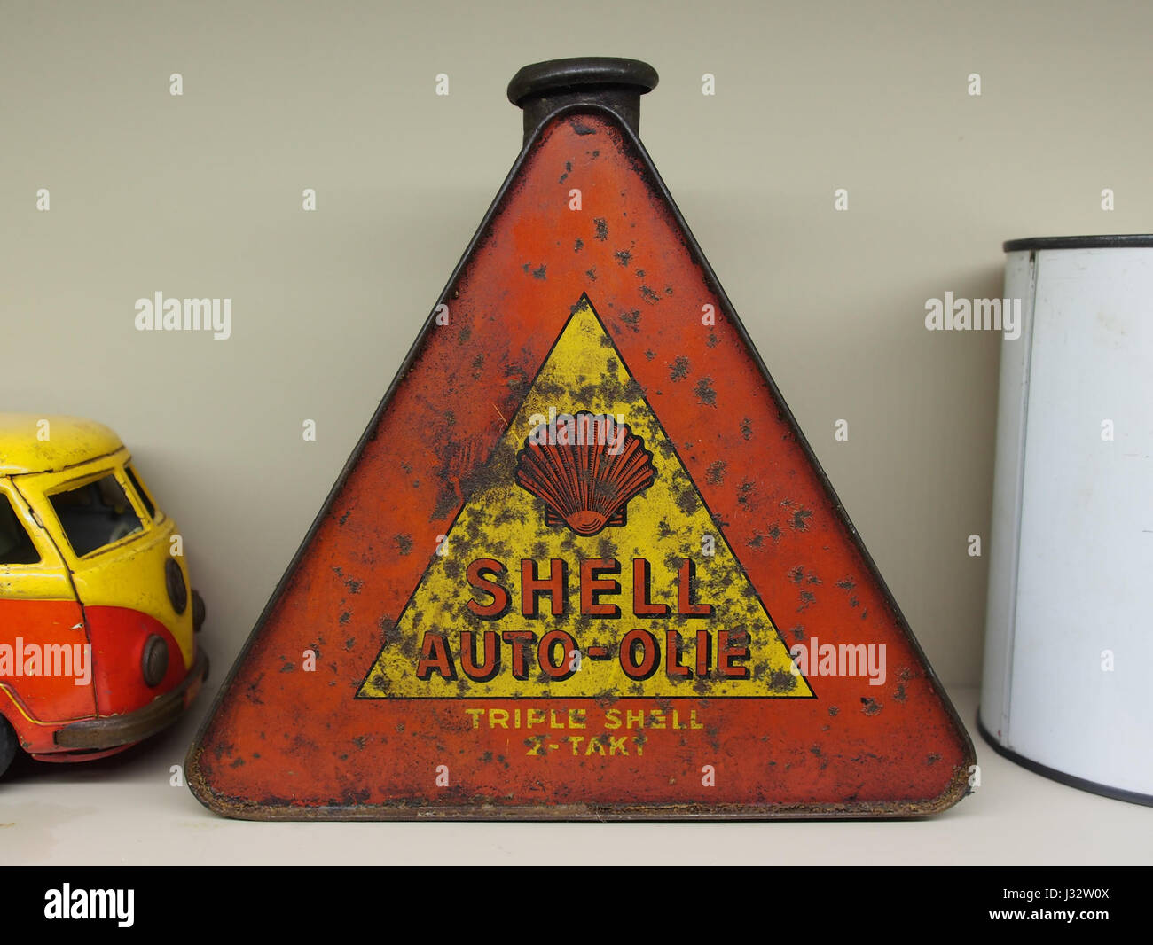 The 'Shell Auto Olie blik Tripple Shell' is an oil can produced by ...
