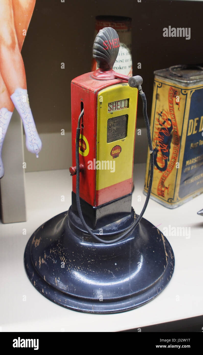 Shell gasoline pump hi-res stock photography and images - Alamy