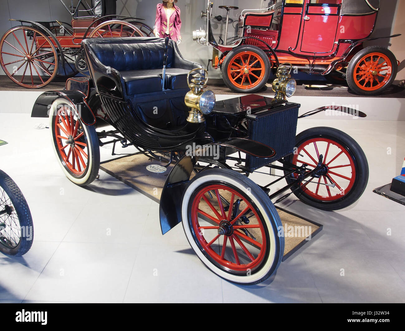 Photograph of a 1903 Duryea 'Gasoline Surrey', an early automobile ...