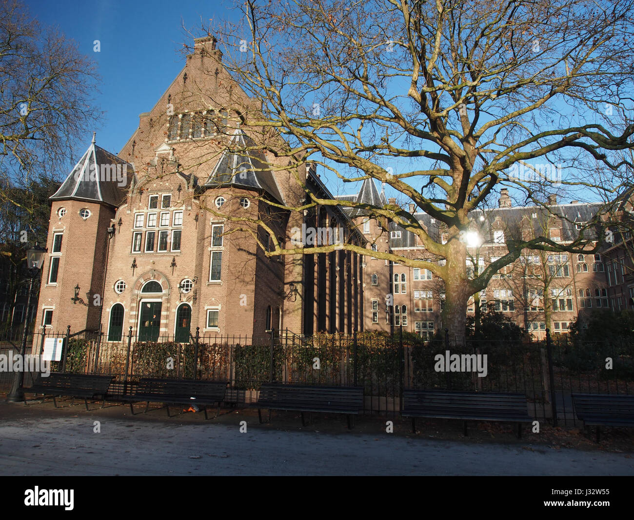 This image shows the Oosterpark in Amsterdam, with the Tropenmuseum in ...
