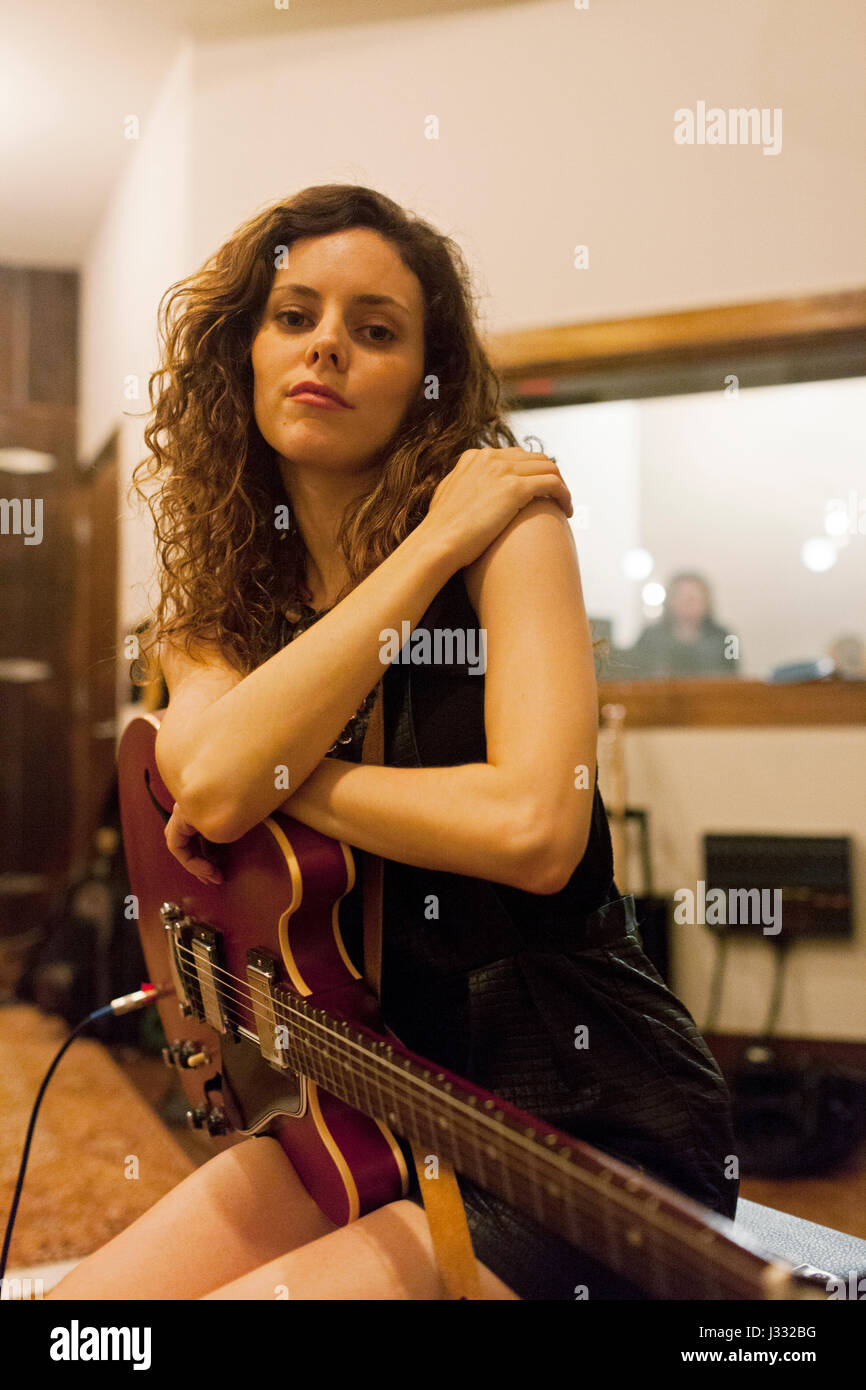 Portrait of a young female guitarist Stock Photo - Alamy Portrait of a young female guitarist Stock Photo - Alamy