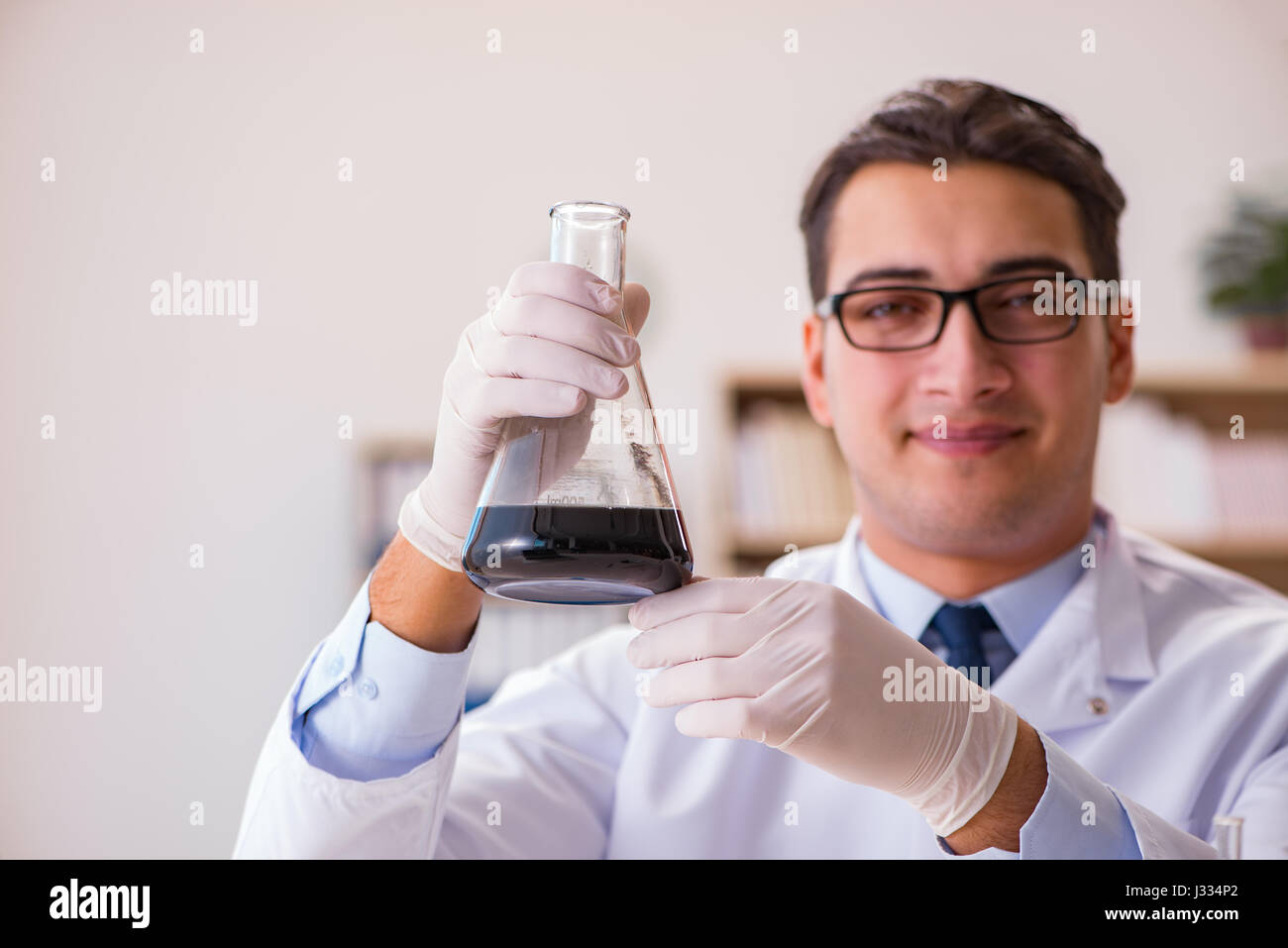 Laboratory assistan hi-res stock photography and images - Alamy