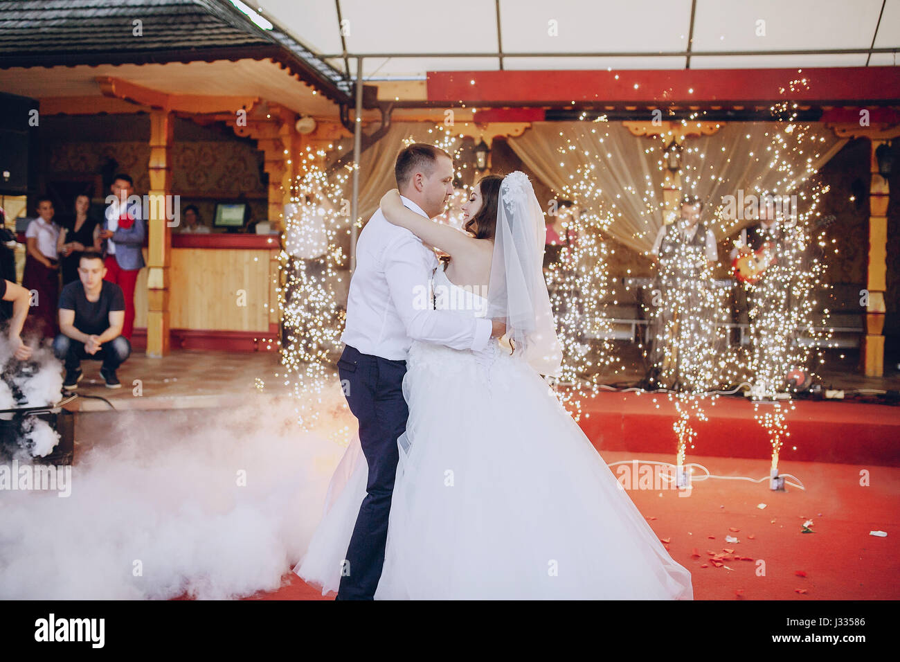 the bride and groom dance first dance Stock Photo - Alamy