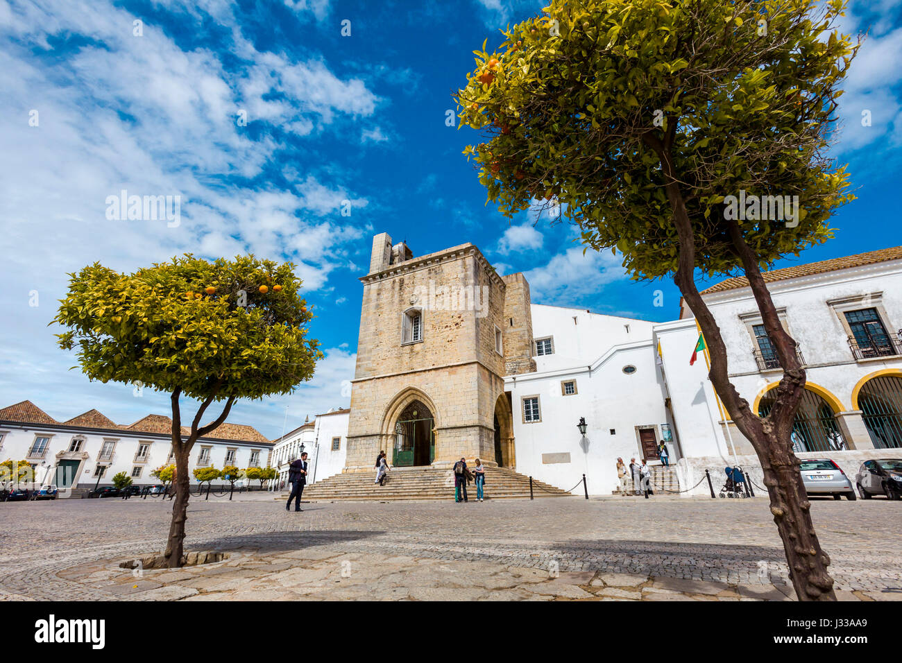 Orange trees in front of Se Cathedral, Largo da Se, Faro, Algarve ...