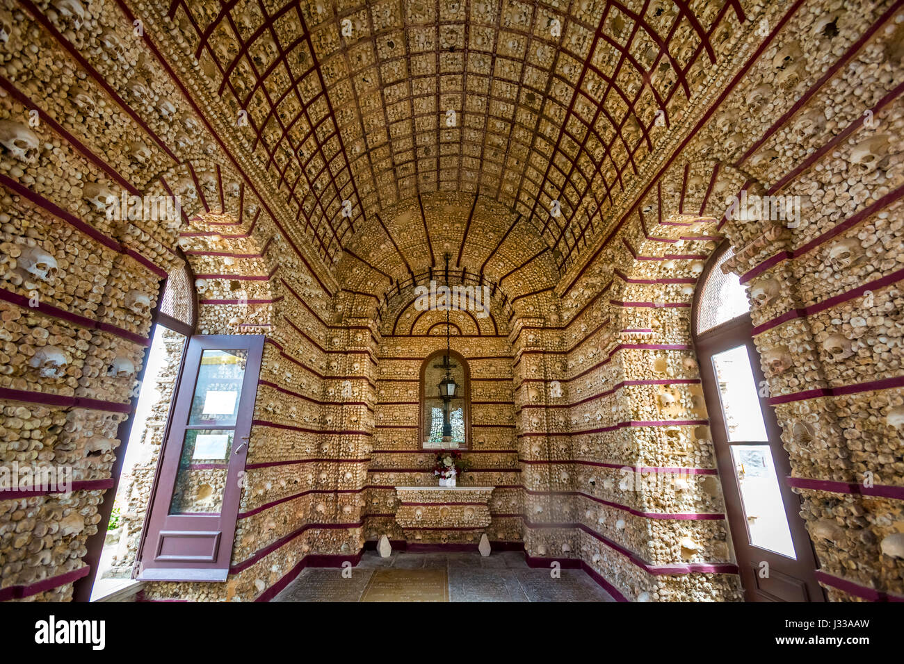 Chapel of Bones, Capela dos Ossos, Kirche Igreja do Carmo, Faro Stock ...