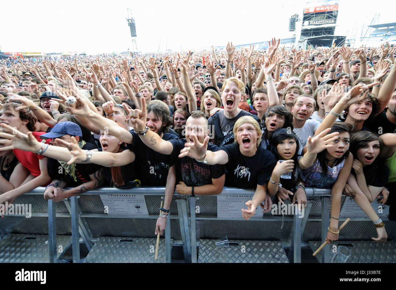Cheering fans at an outdoor rock concert hi-res stock photography and ...