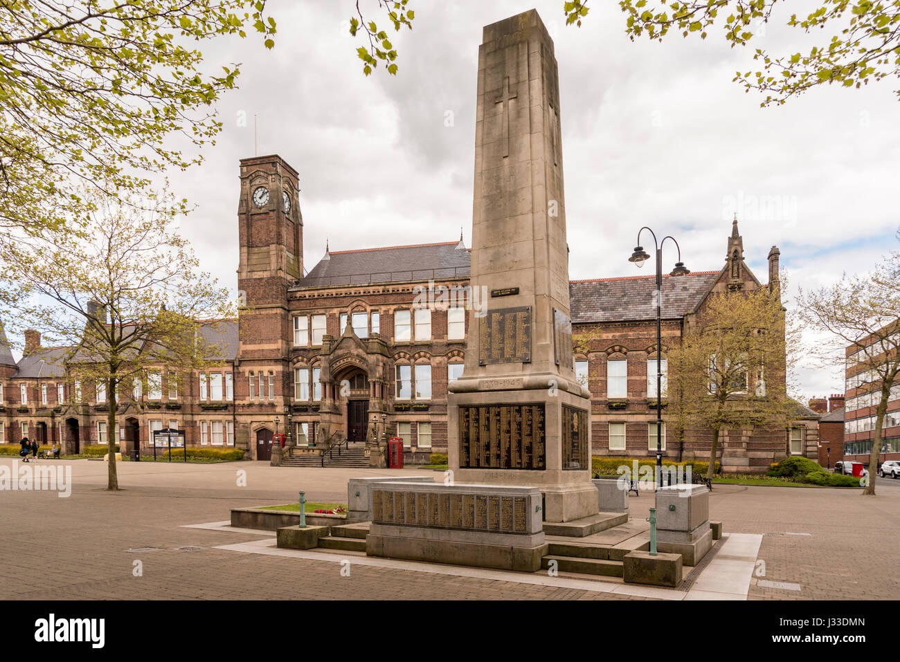 St. Helens Victoria Square and Cenotaph and town hall Stock Photo - Alamy