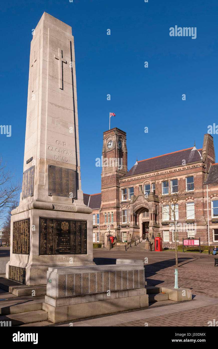 St. Helens Victoria Square and Cenotaph and town hall Stock Photo - Alamy