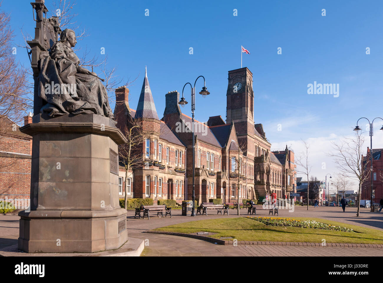 St. Helens Victoria Square, town hall and statue Stock Photo - Alamy